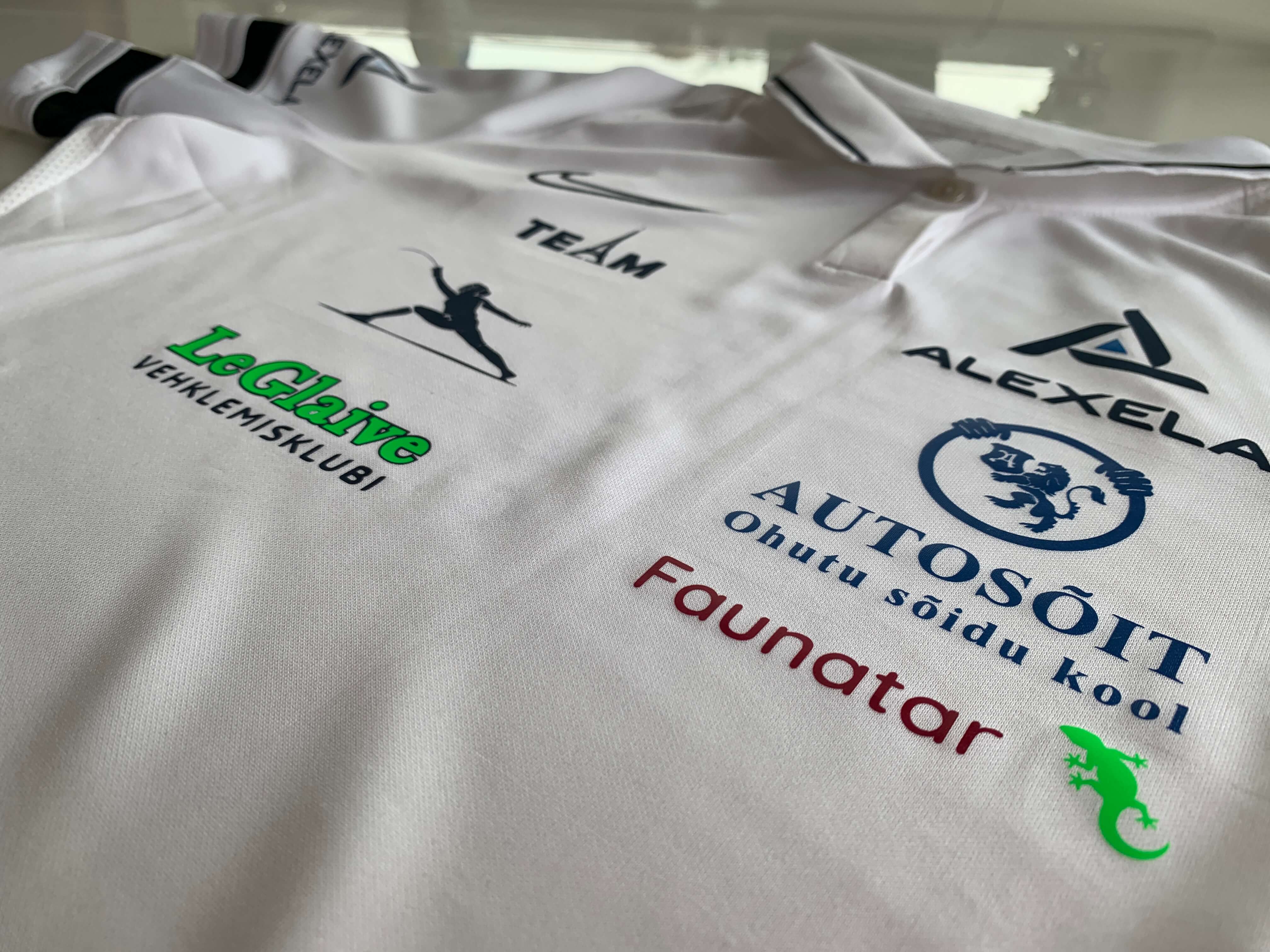 Kleeps24, logokleepsud, logo trükiga reklaamrõivad, rinnamärgid, helkurid logoga, UV trükk